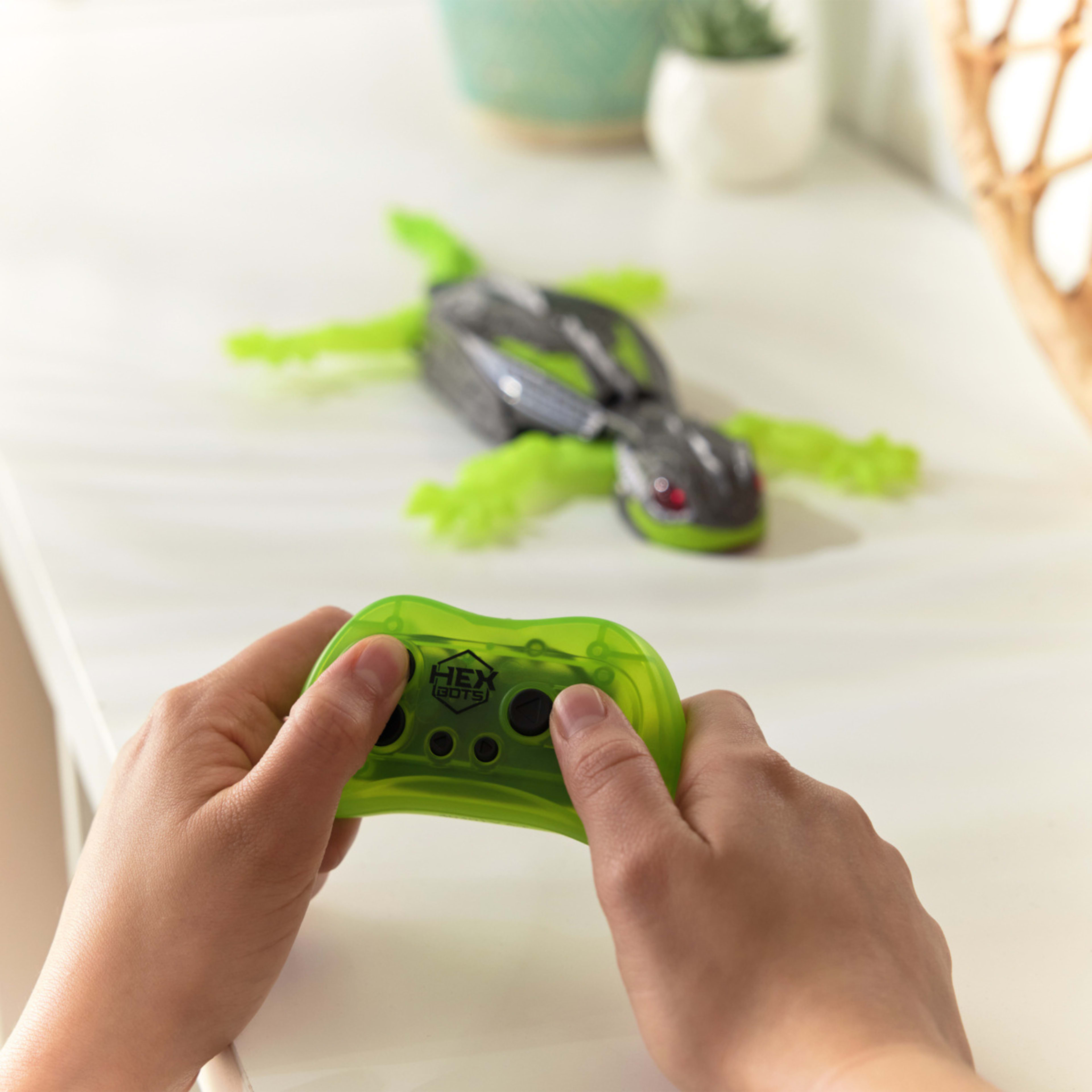 Hex Bots Wall Crawler Gecko Toy - Kmart